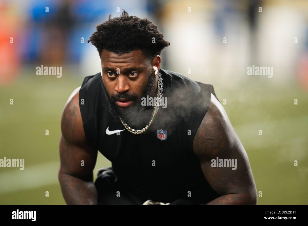 Pittsburgh Steelers linebacker Patrick Queen warms up before an NFL ...