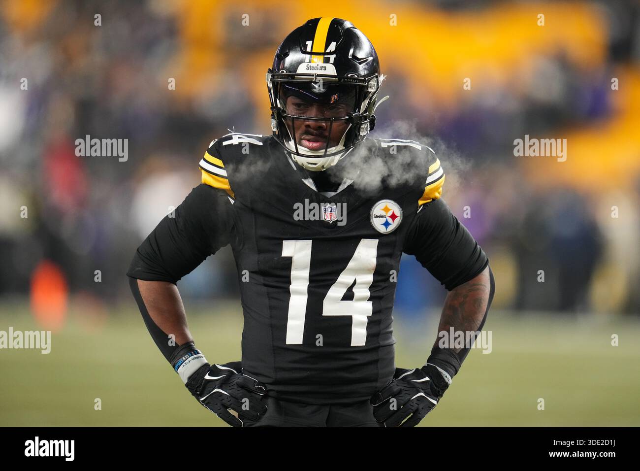 Pittsburgh Steelers running back Kenneth Gainwell warms up before an ...