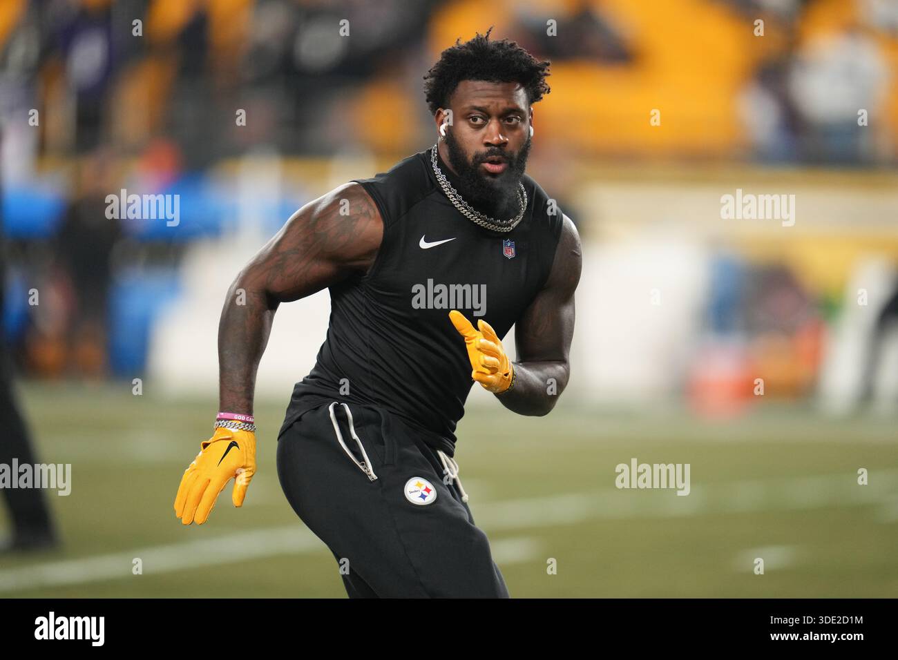 Pittsburgh Steelers linebacker Patrick Queen warms up before an NFL ...
