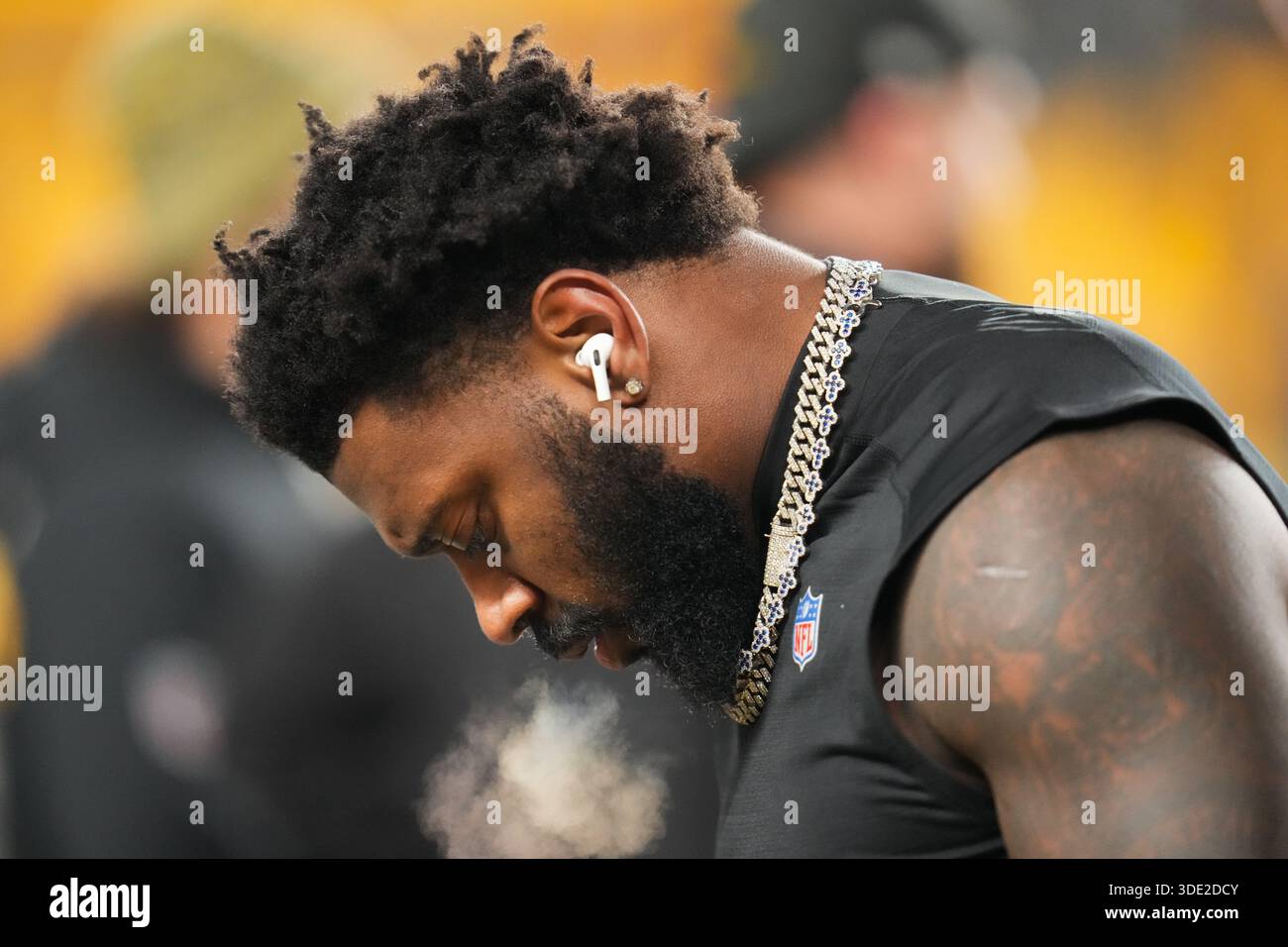 Pittsburgh Steelers linebacker Patrick Queen warms up before an NFL ...