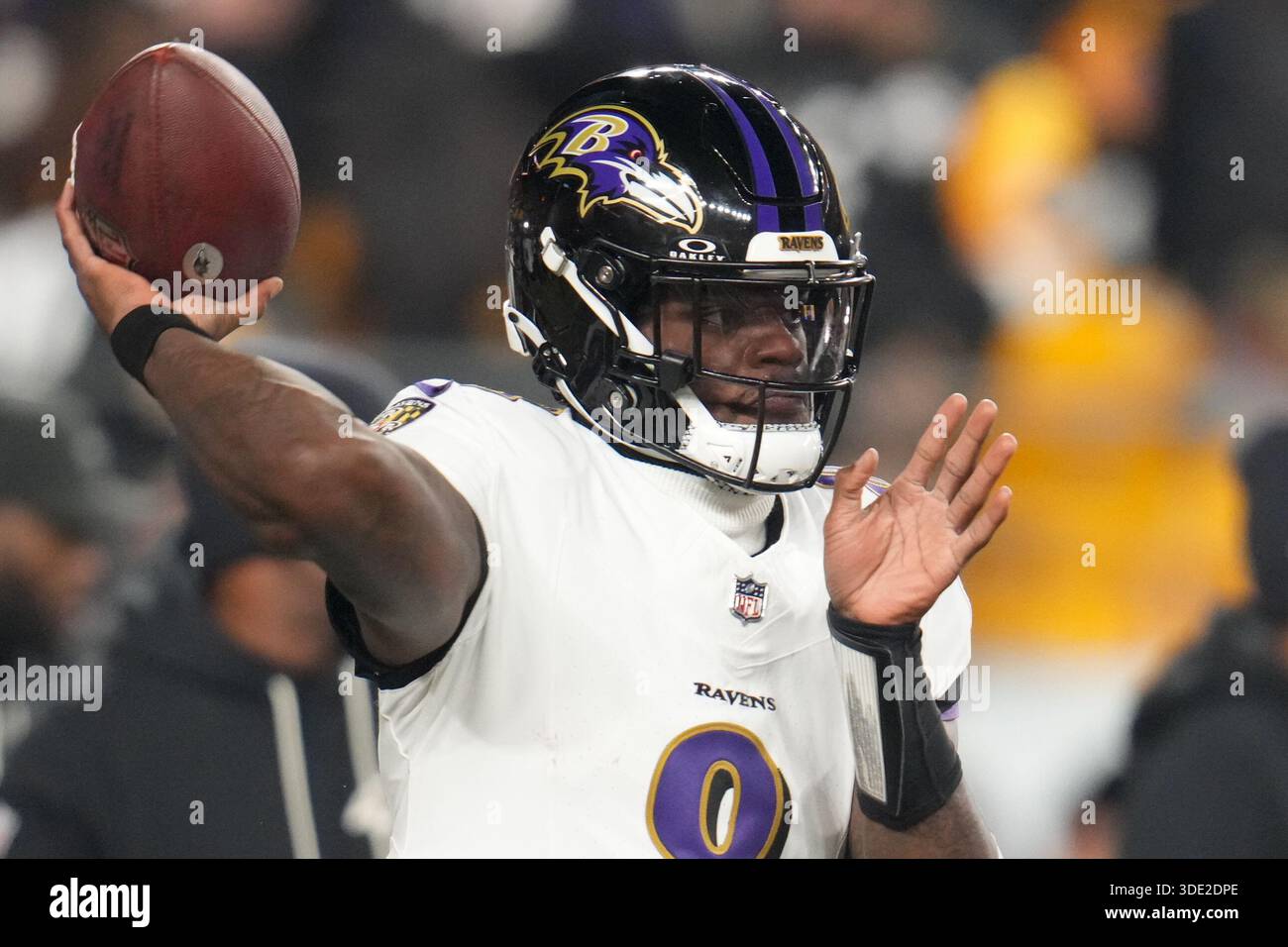 Baltimore Ravens quarterback Lamar Jackson warms up before an NFL ...