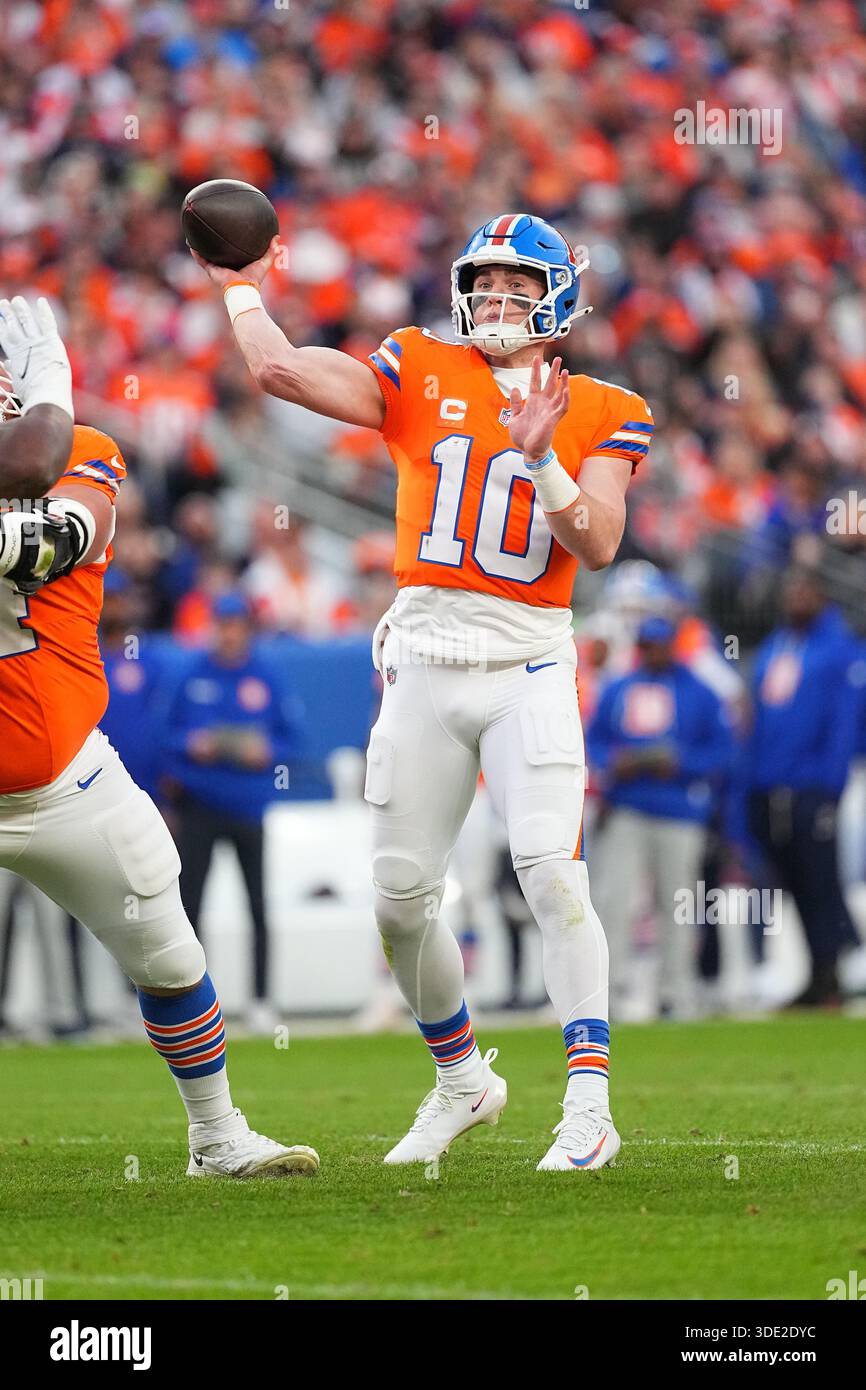 Denver Broncos quarterback Bo Nix (10) throws the ball against the Los ...