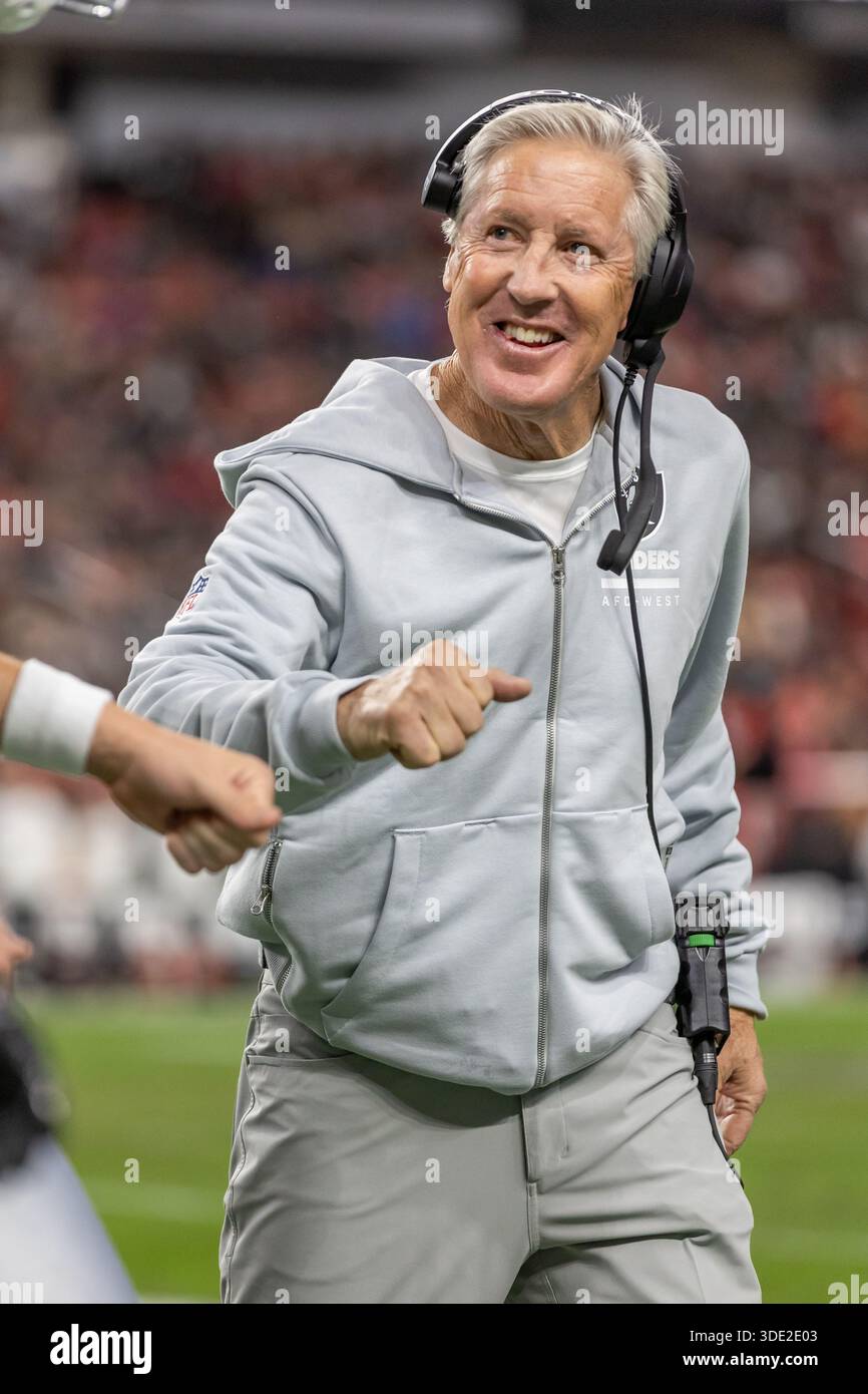 Las Vegas Raiders head coach Pete Carroll coaches against the Kansas ...