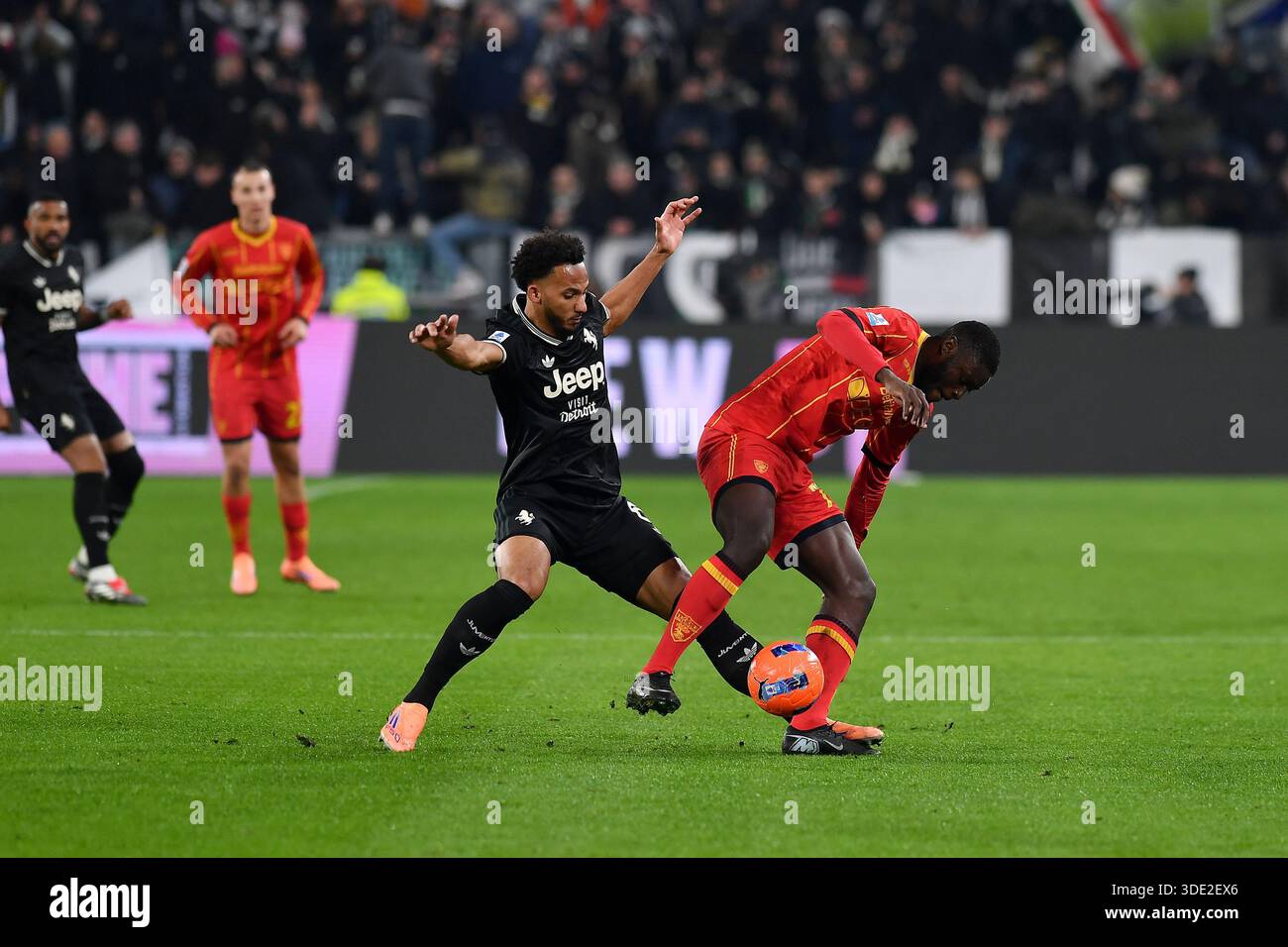 Lloyd Kelly of Juventus FC and Mohamed Drame of US Lecce during Serie A ...