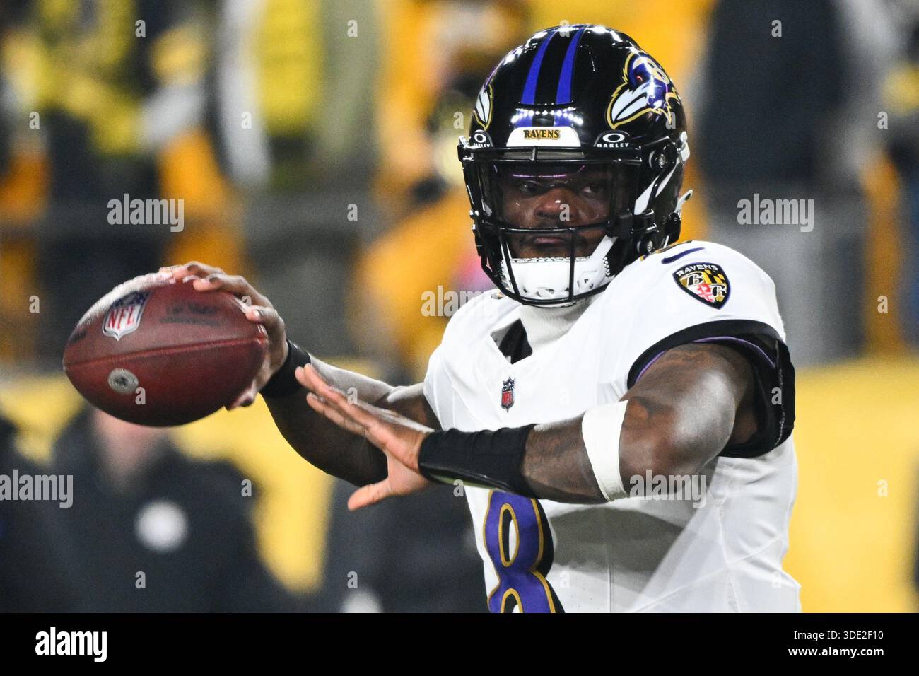 Baltimore Ravens quarterback Lamar Jackson warms up before an NFL ...