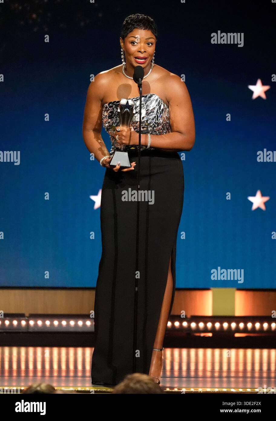 Janelle James accepts the award for best supporting actress in a comedy ...