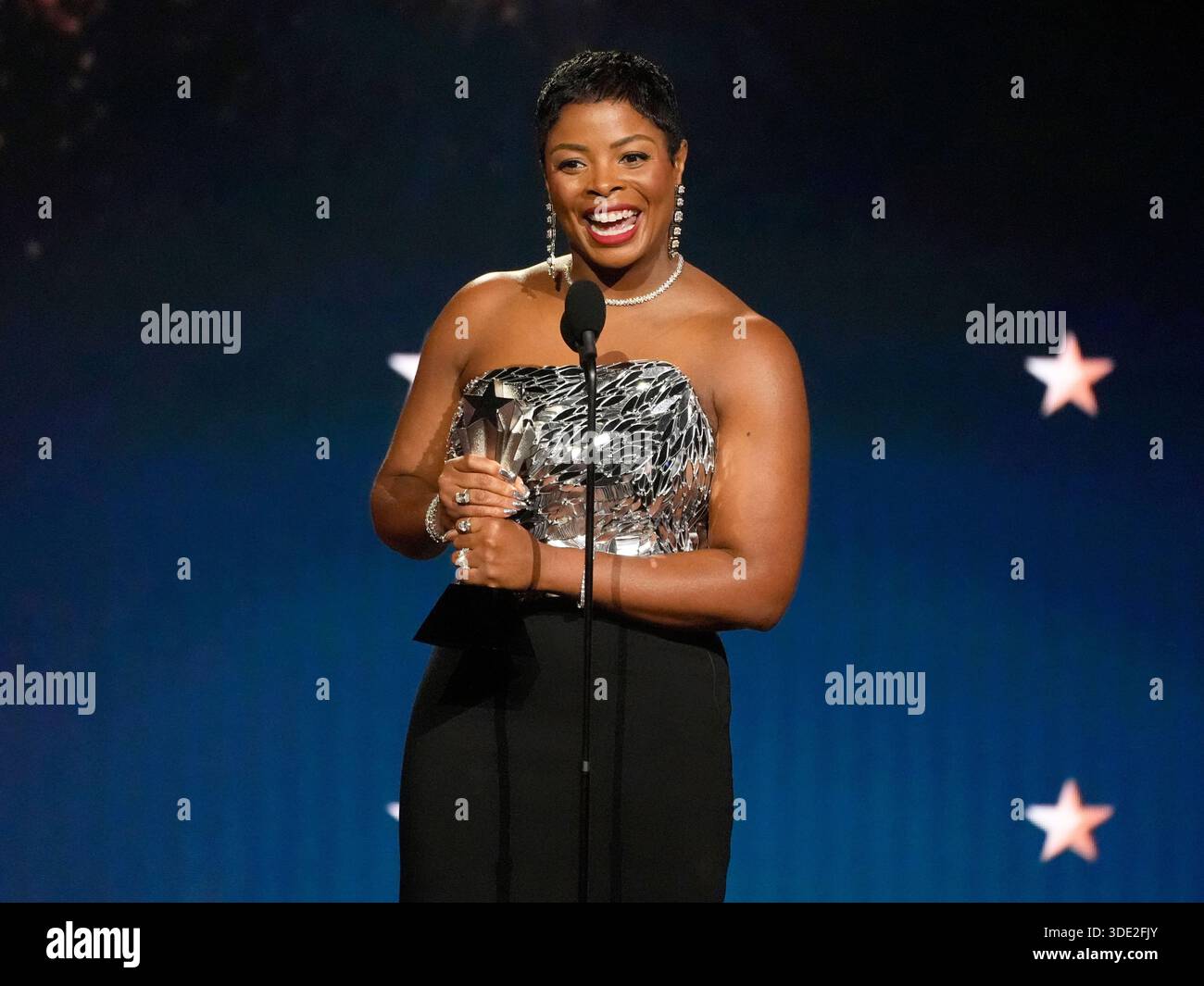 Janelle James accepts the award for best supporting actress in a comedy ...