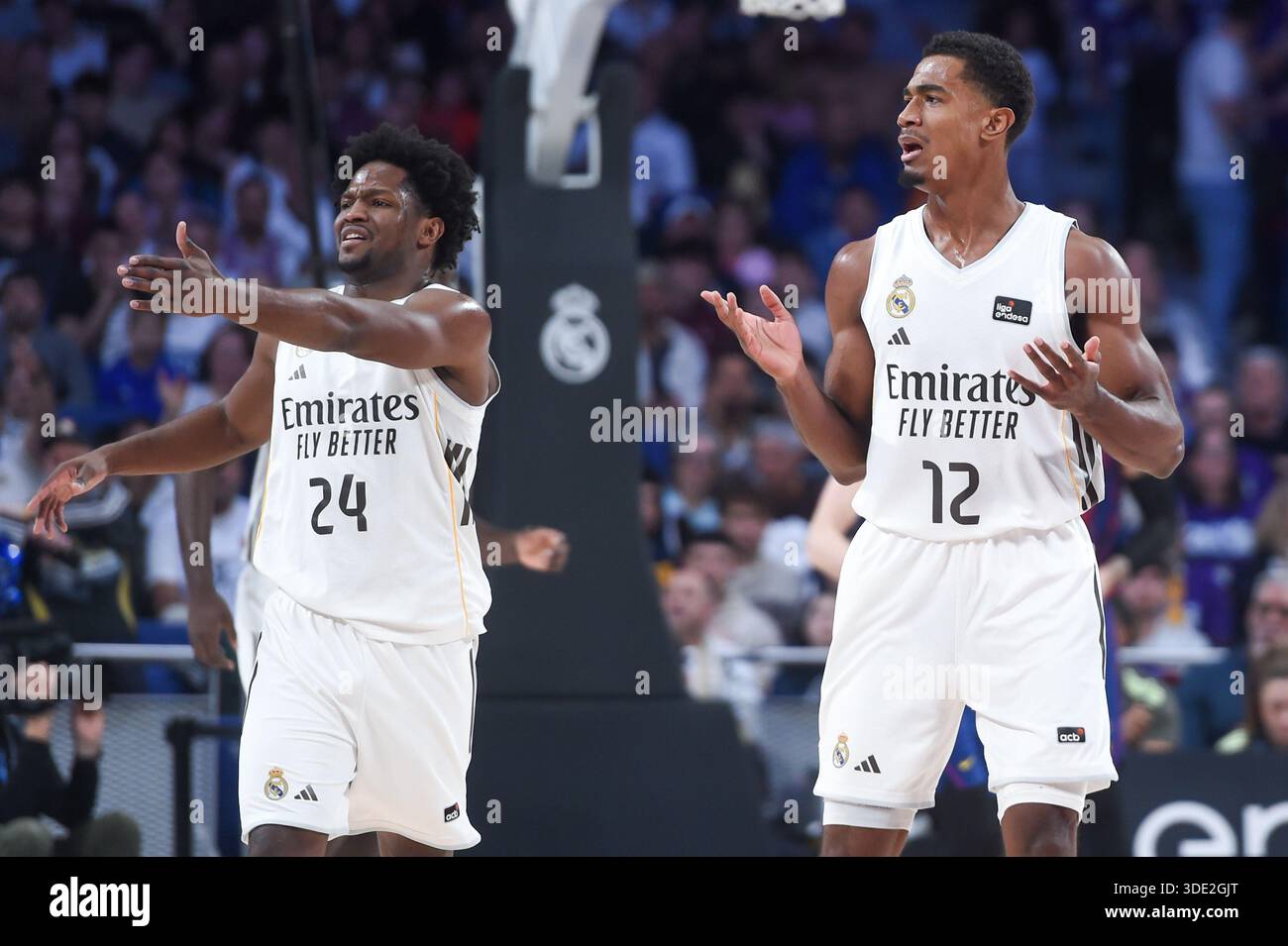 (260105) -- MADRID, Jan. 5, 2026 (Xinhua) -- Real Madrid's Andres Feliz ...