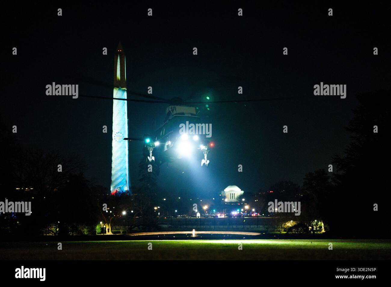 Marine One, carrying United States President Donald J Trump returns to ...
