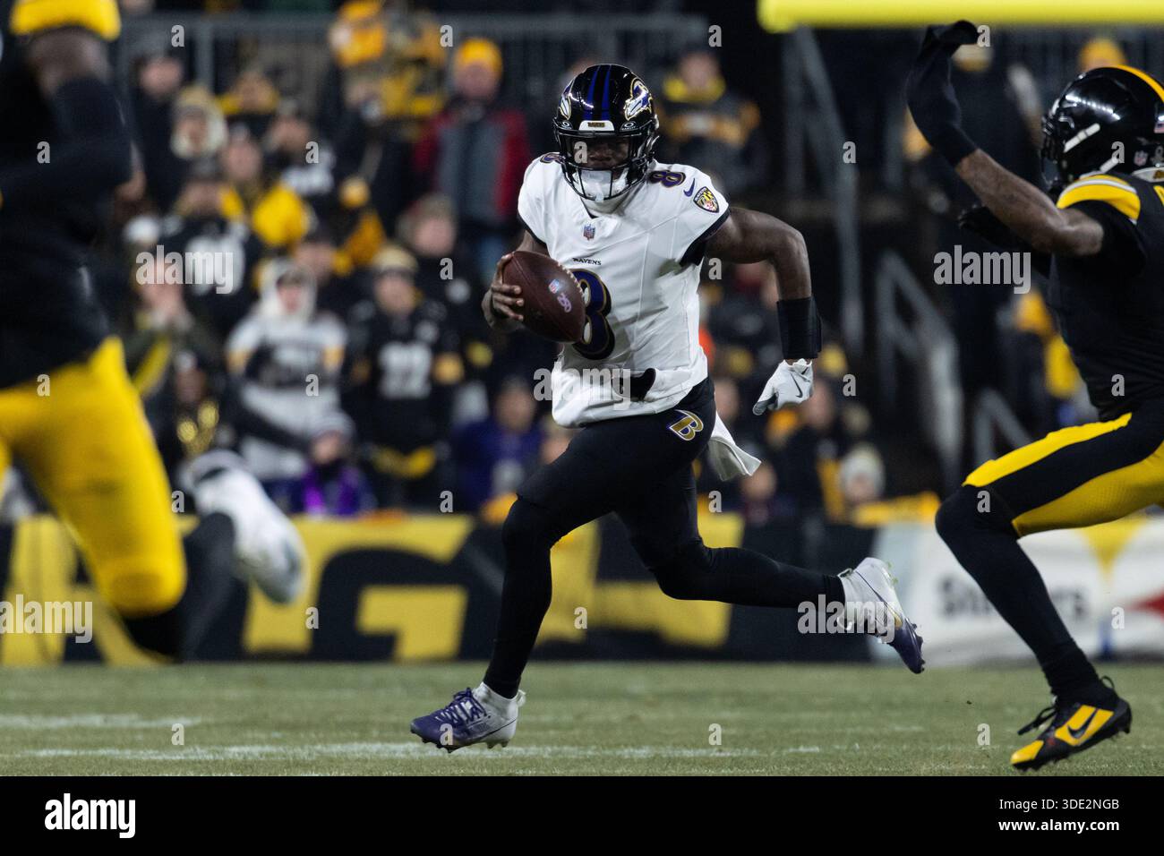 Baltimore Ravens quarterback Lamar Jackson (8) scrambles during an NFL ...