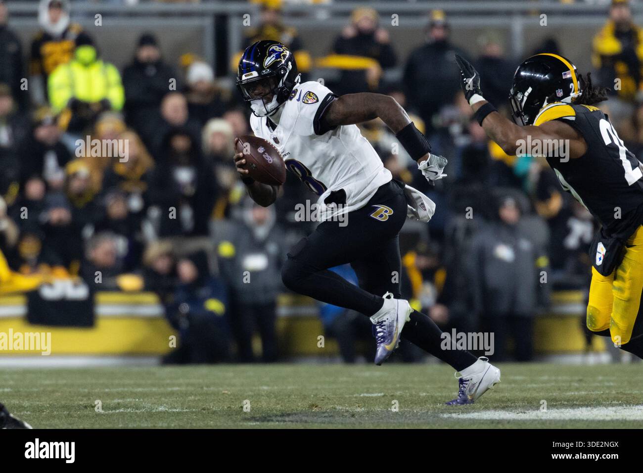Baltimore Ravens quarterback Lamar Jackson (8) scrambles during an NFL ...