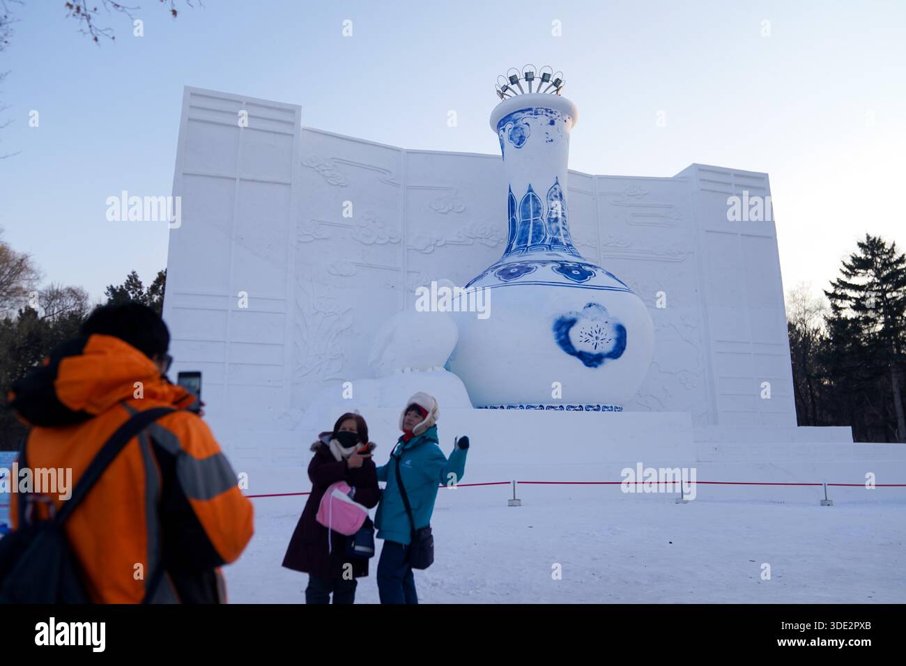**CHINESE MAINLAND, HONG KONG, MACAU AND TAIWAN OUT** Tourists visit ...
