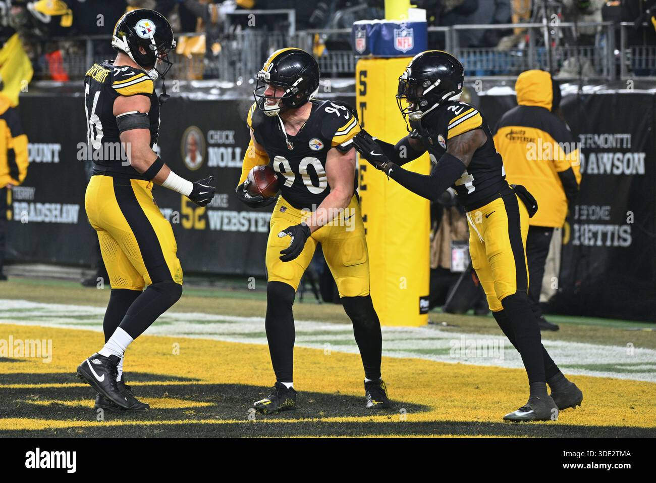 Pittsburgh Steelers outside linebacker T.J. Watt (90) celebrates with ...