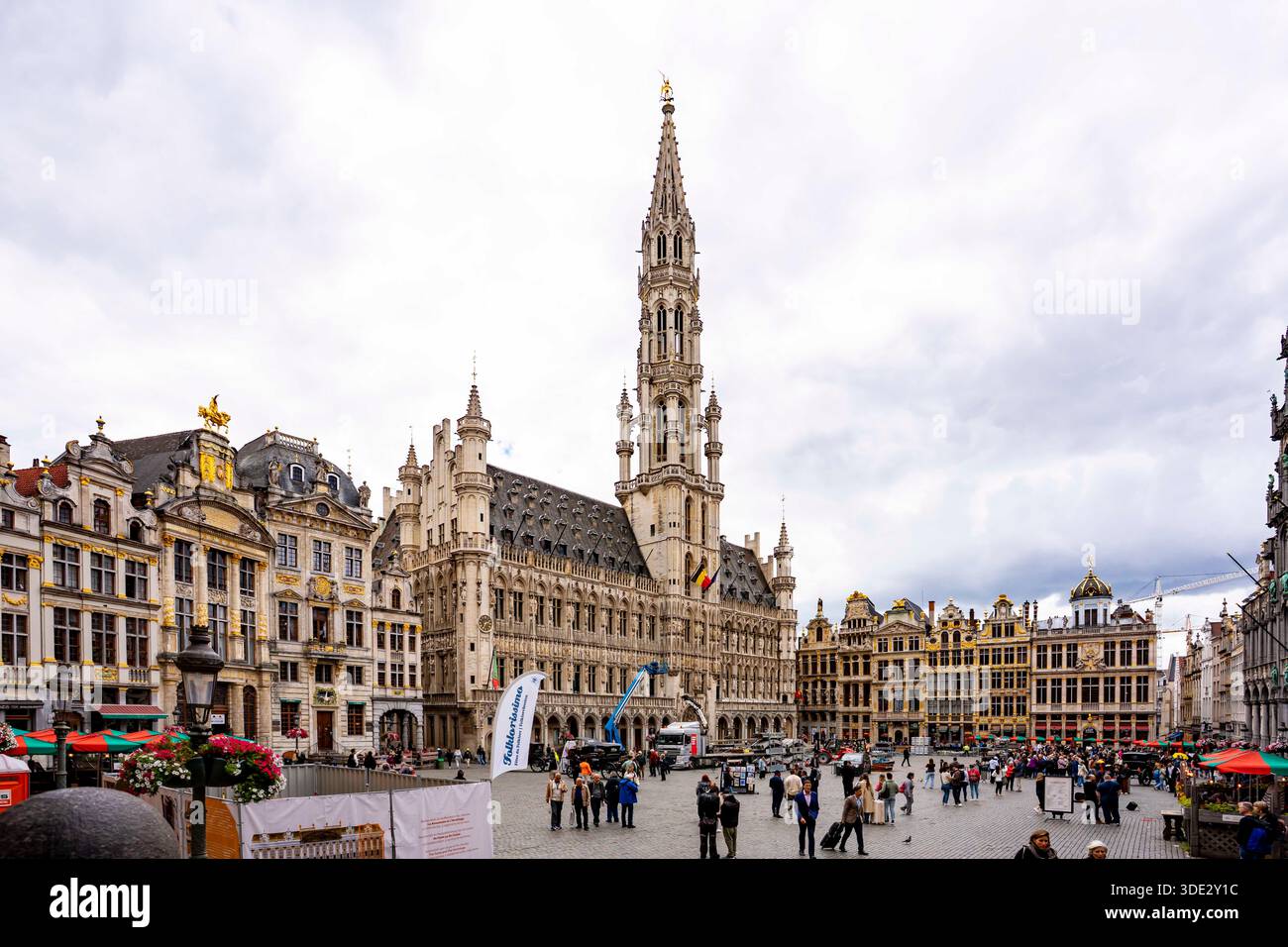 Only medieval building left in the grand place hi-res stock photography ...