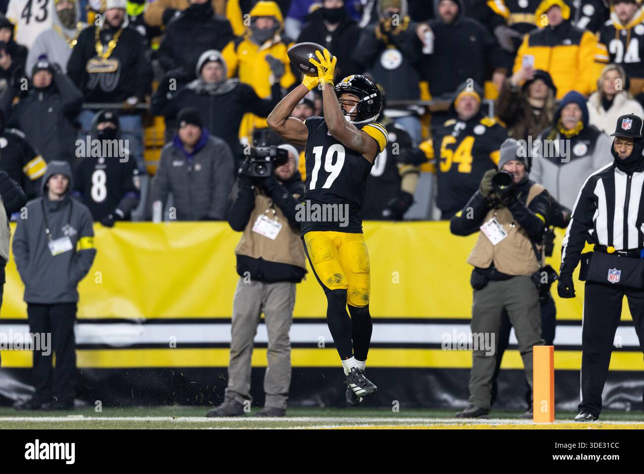Pittsburgh Steelers wide receiver Calvin Austin III (19) catches a ...