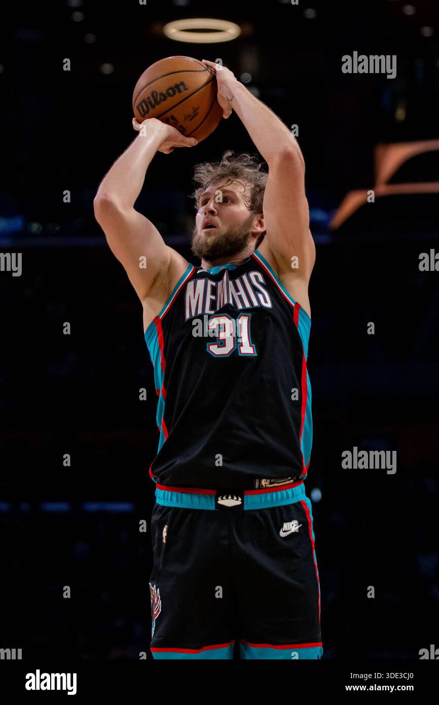 Memphis Grizzlies center Jock Landale (31) shoots against the Los ...