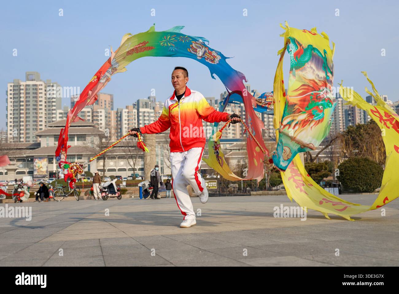 Dragon dance enthusiasts perform at Longquan Square in Tengzhou City ...