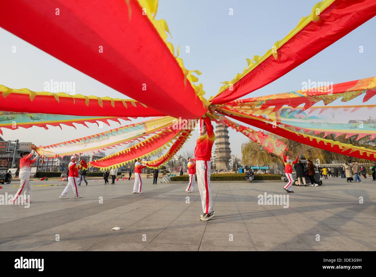 Dragon dance enthusiasts perform at Longquan Square in Tengzhou City ...