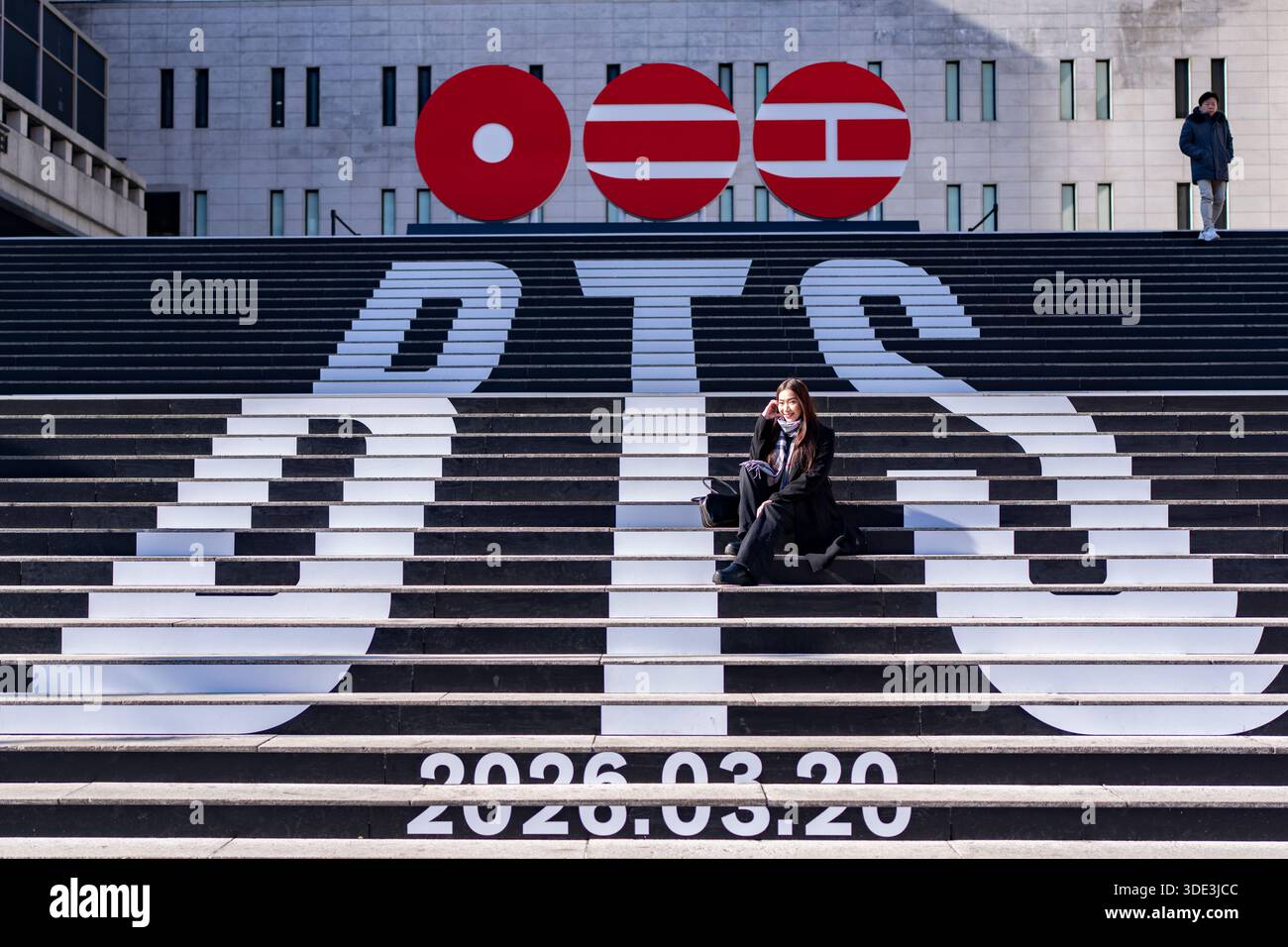 South Korea. 05th Jan, 2026. A BTS fan poses for a commemorative photo ...