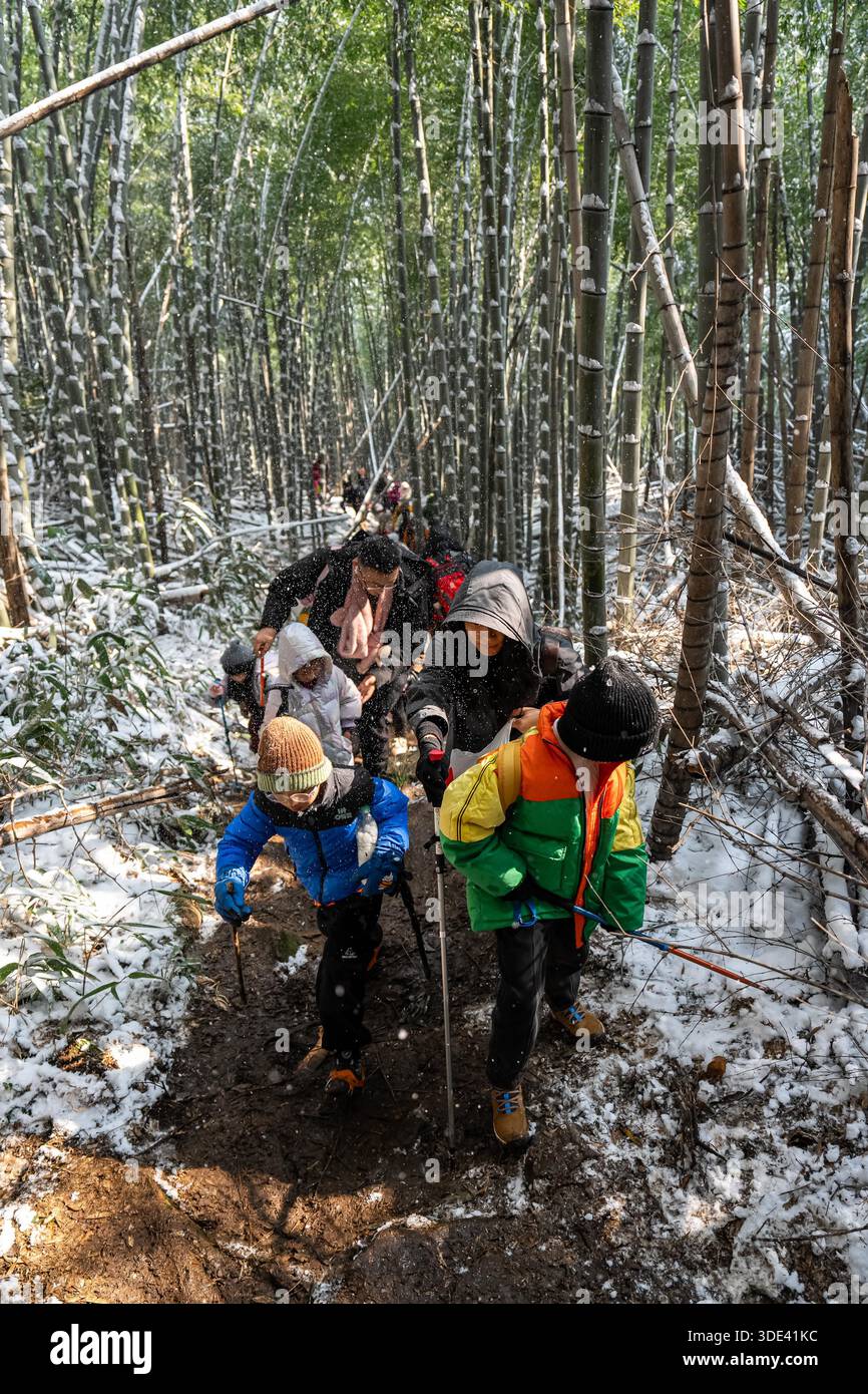 Tourists enjoy snow scenery on Luniao Mountain in Hangzhou City, east ...