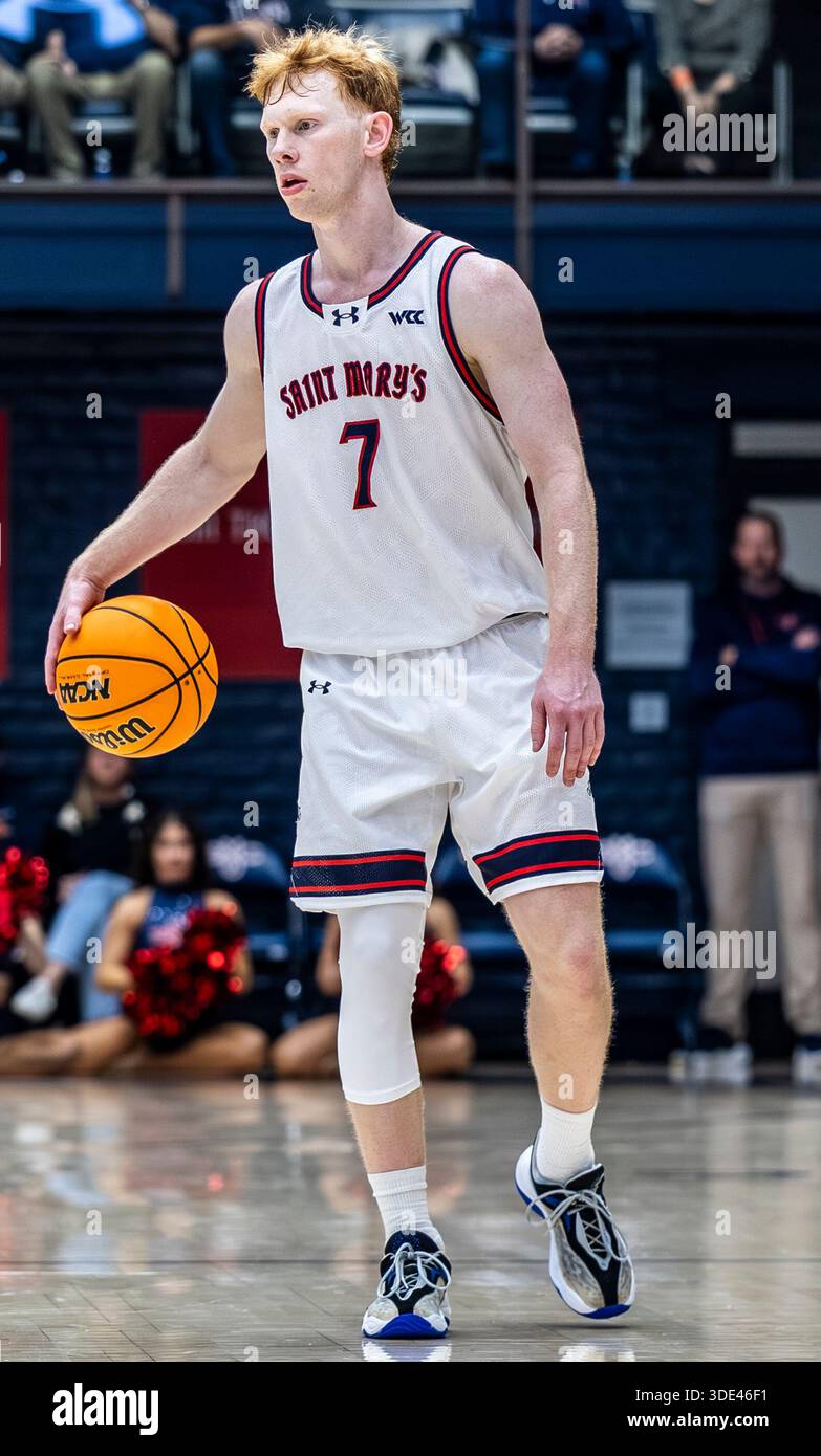 January 04 2026 Saint Marys guard Joshua Dent (7)sets the play during ...