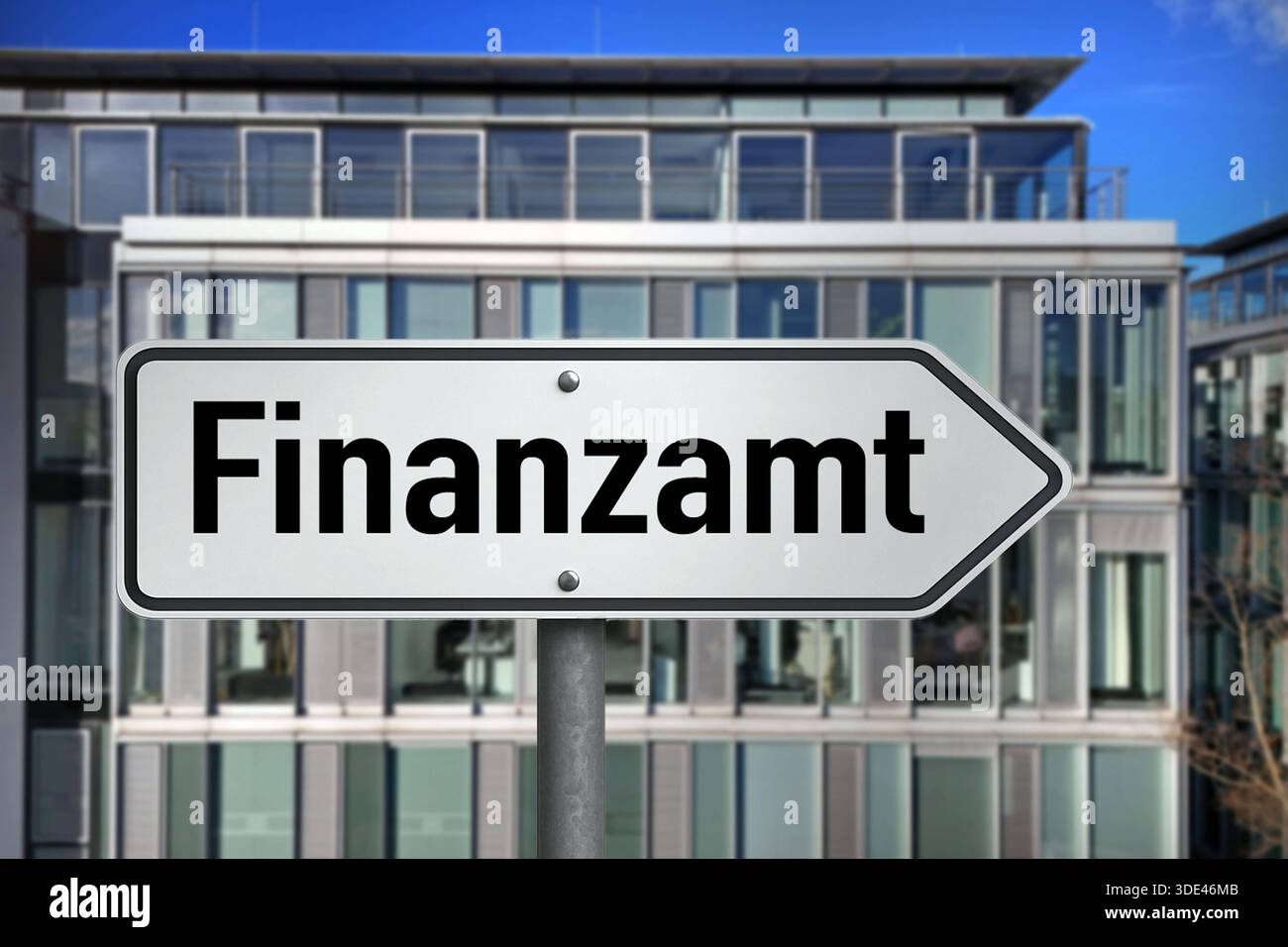 ACHTUNG FOTOMONTAGE: Symbolfoto Finanzamt. Richtungsschild,Schild vor ...