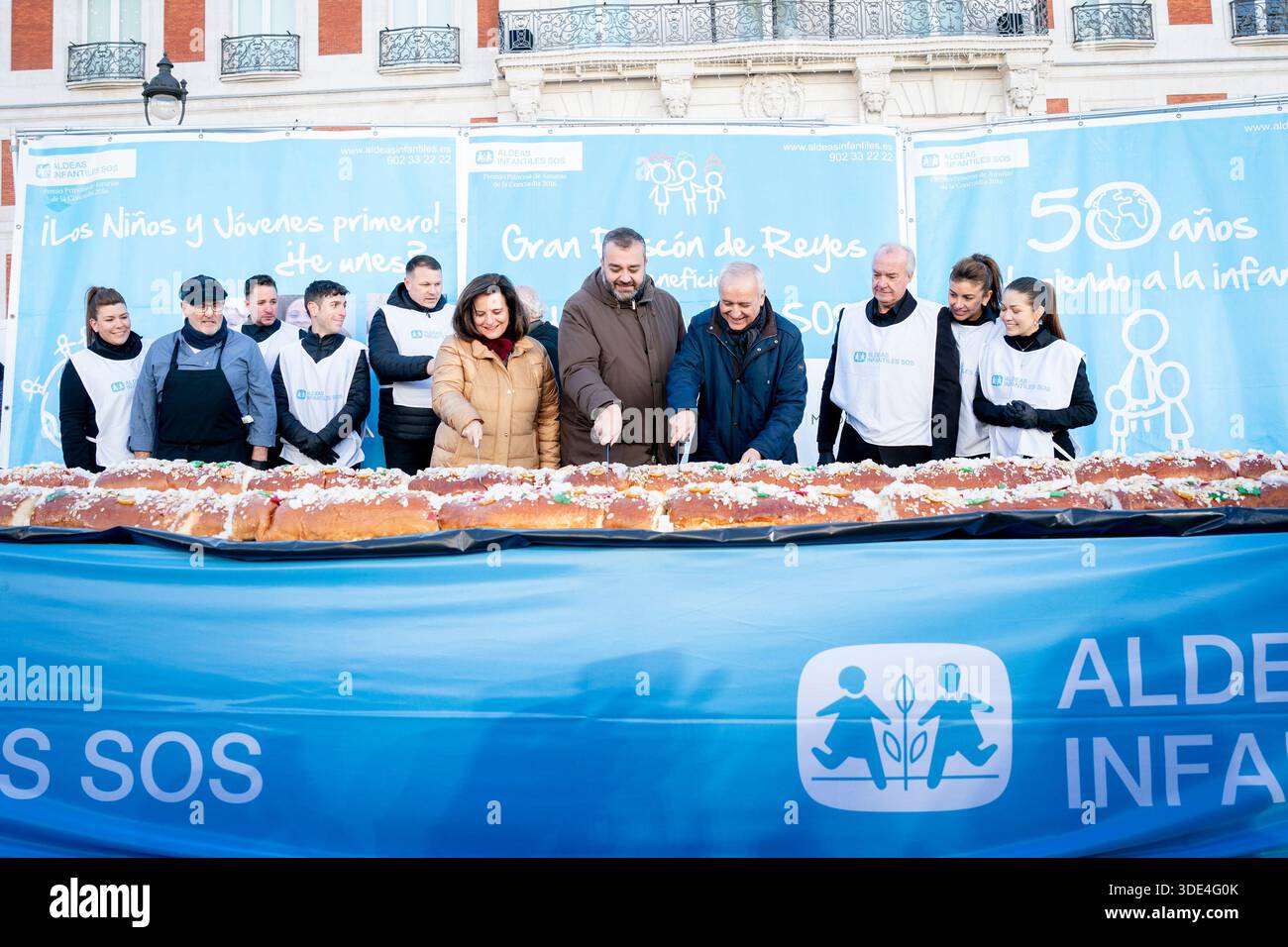 Volunteers during the distribution at Puerta del Sol of the traditional ...