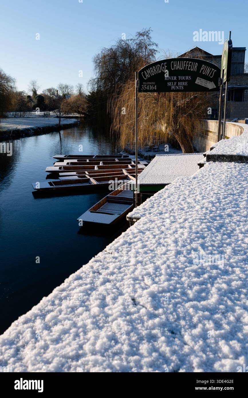 Cambridge, UK, 5 January, 2026. Snow covered punts in Cambridge - Snow ...
