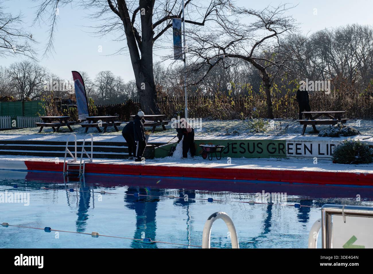 Cambridge, UK, 5 January, 2026. Lifeguards build snowmen at Jesus Green ...