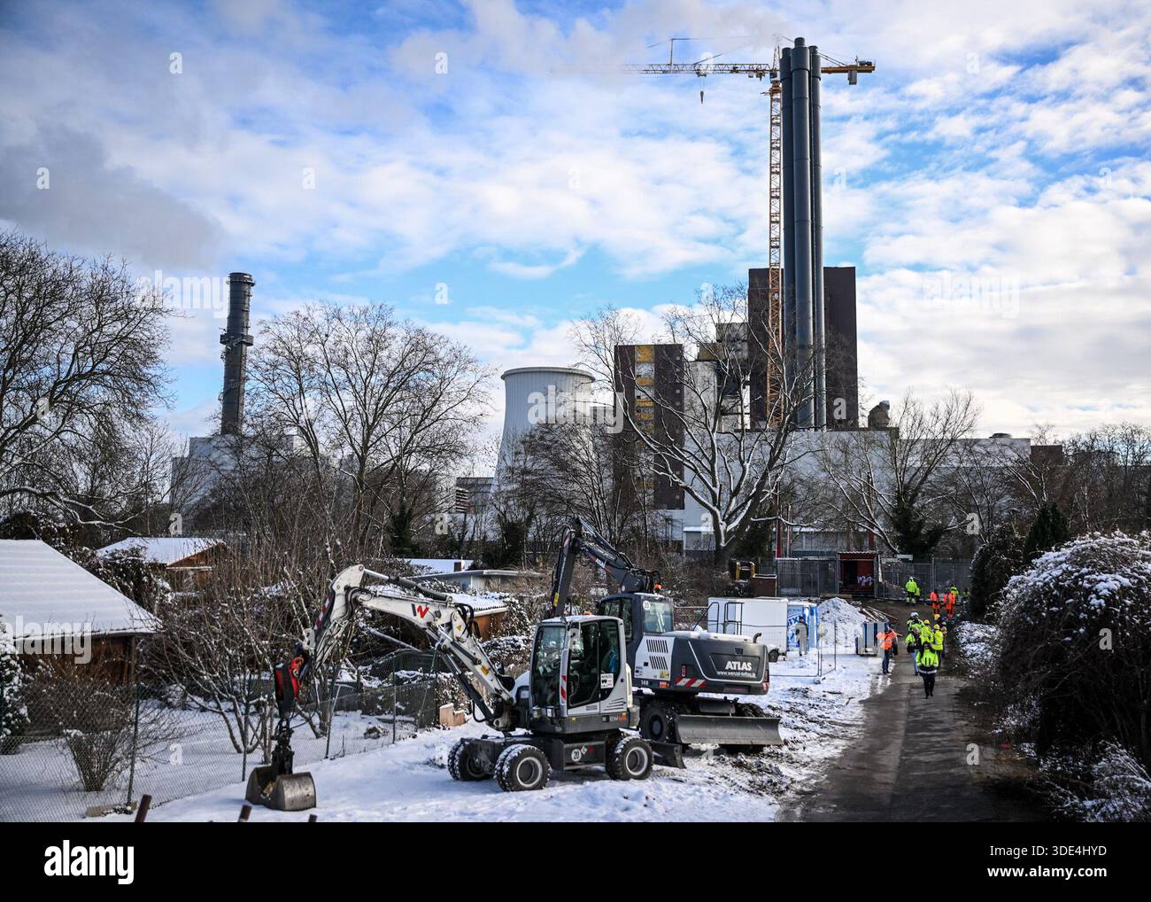 05 January 2026, Berlin: Construction work at the site of the cable ...