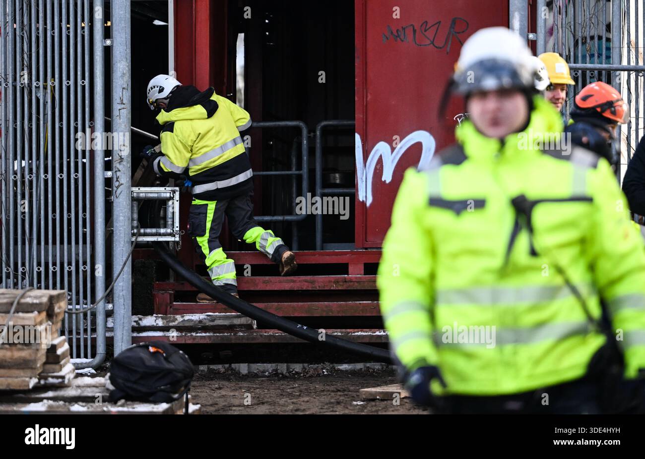 05 January 2026, Berlin: Construction work at the site of the cable ...