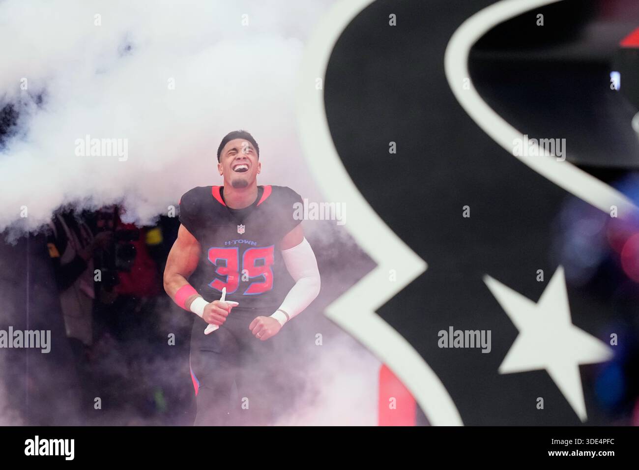 Houston Texans linebacker Henry To'oto'o (39) is introduced before an ...