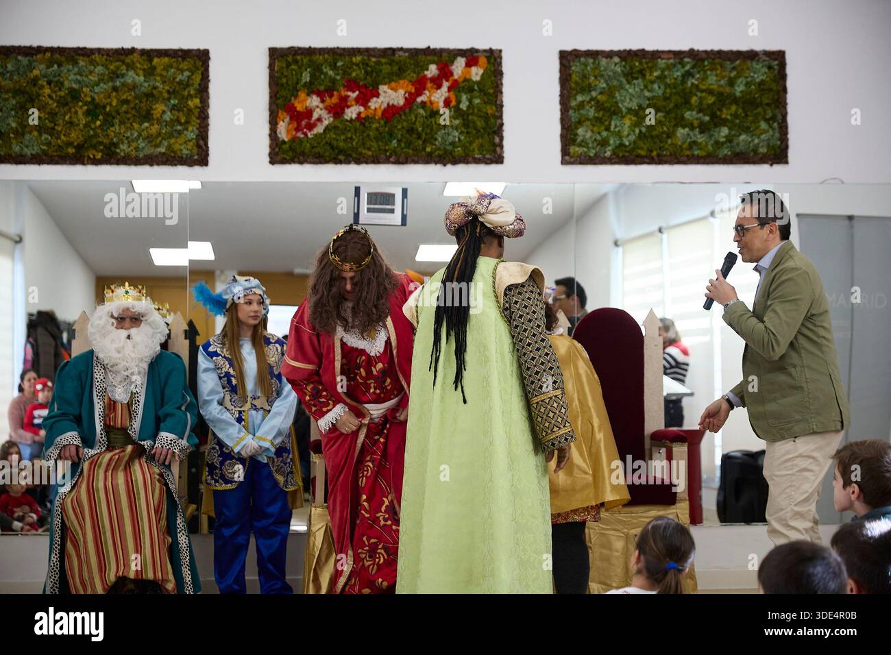 The councilman of Villaverde, Orlando Chacón, receives Their Majesties ...