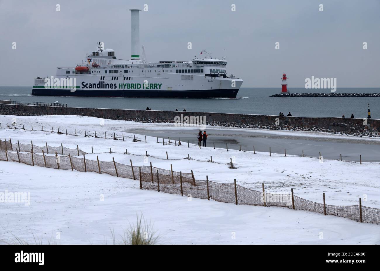 05 January 2026, Mecklenburg-Western Pomerania, Warnemünde: There is ...