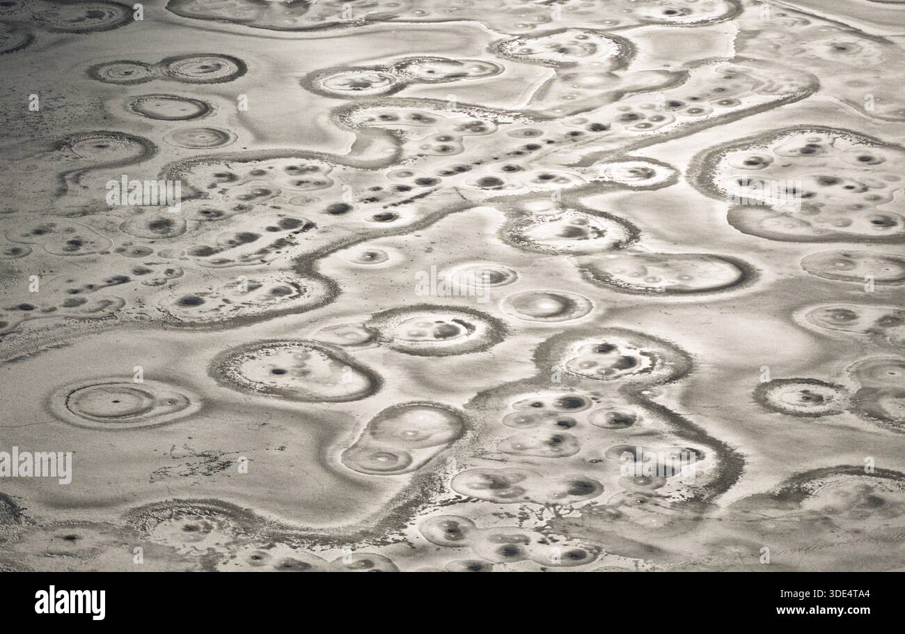 05 January 2026, Lower Saxony, Hanover: An ice surface with patterns ...