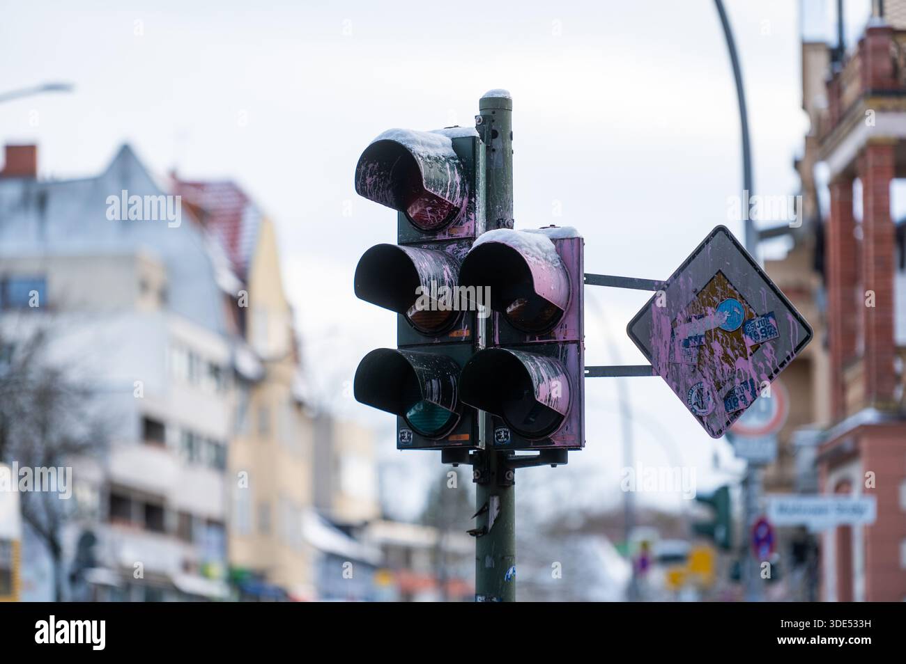 05 January 2026, Berlin: A traffic light covered in snow has failed ...