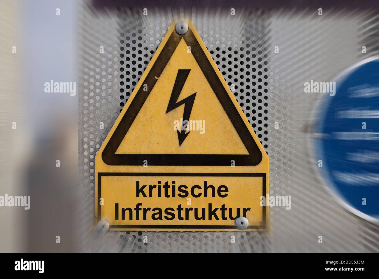 Fotomontage Text KRITISCHE INFRASTRUKTUR an einem Warnschild für eine ...