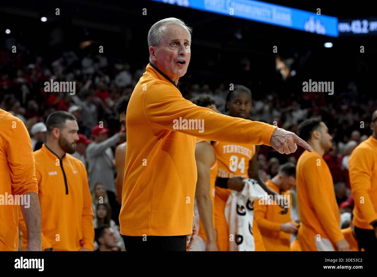 Tennessee coach Rick Barnes on the sidelines against Arkansas during an ...