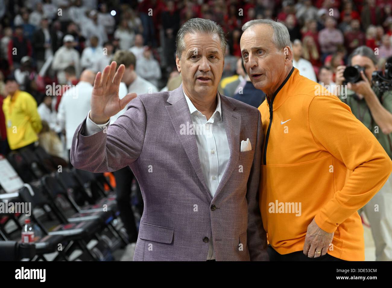Arkansas coach John Calipari, left, talks with Tennessee coach Rick ...