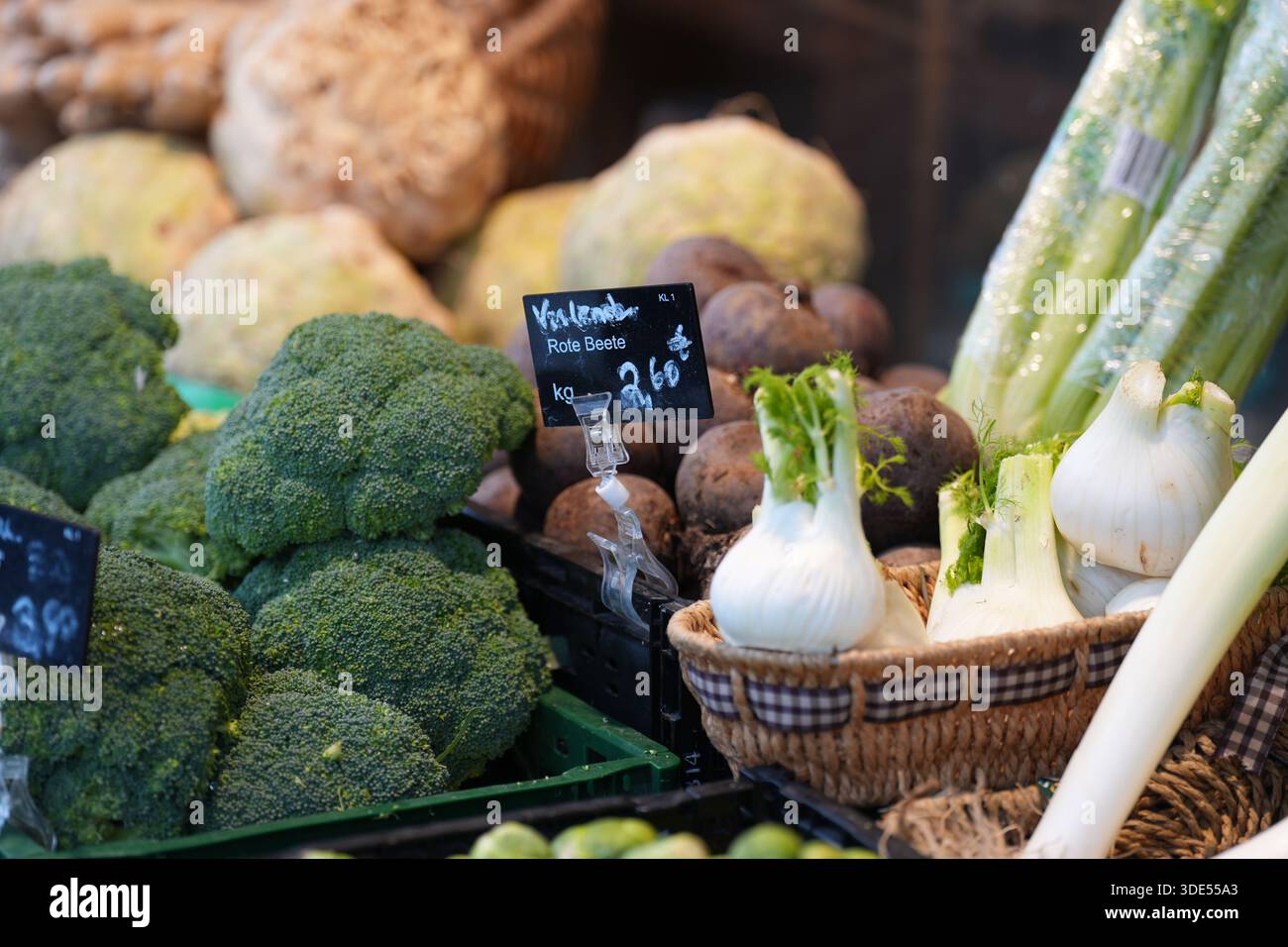 PRODUCTION - 05 January 2026, Hamburg: A wide variety of vegetables are ...