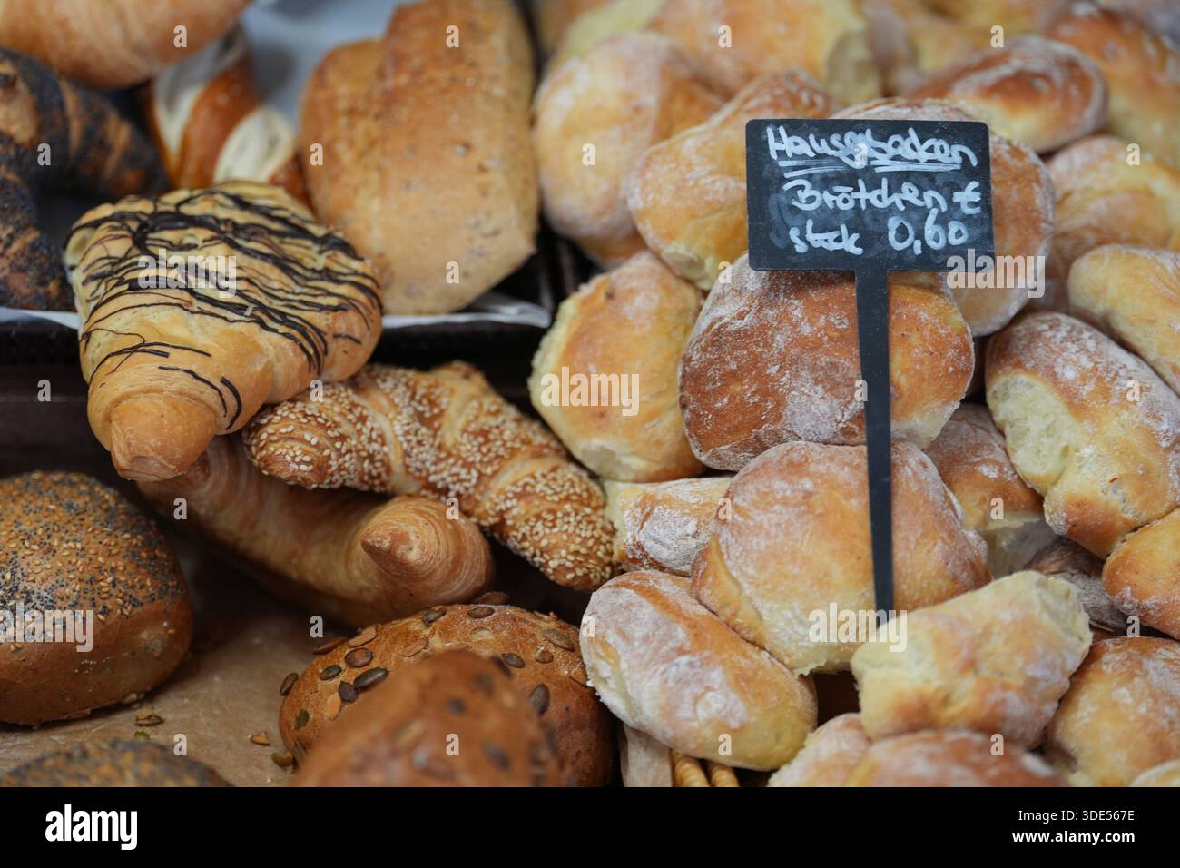 PRODUCTION - 05 January 2026, Hamburg: Bread rolls are on display in a ...