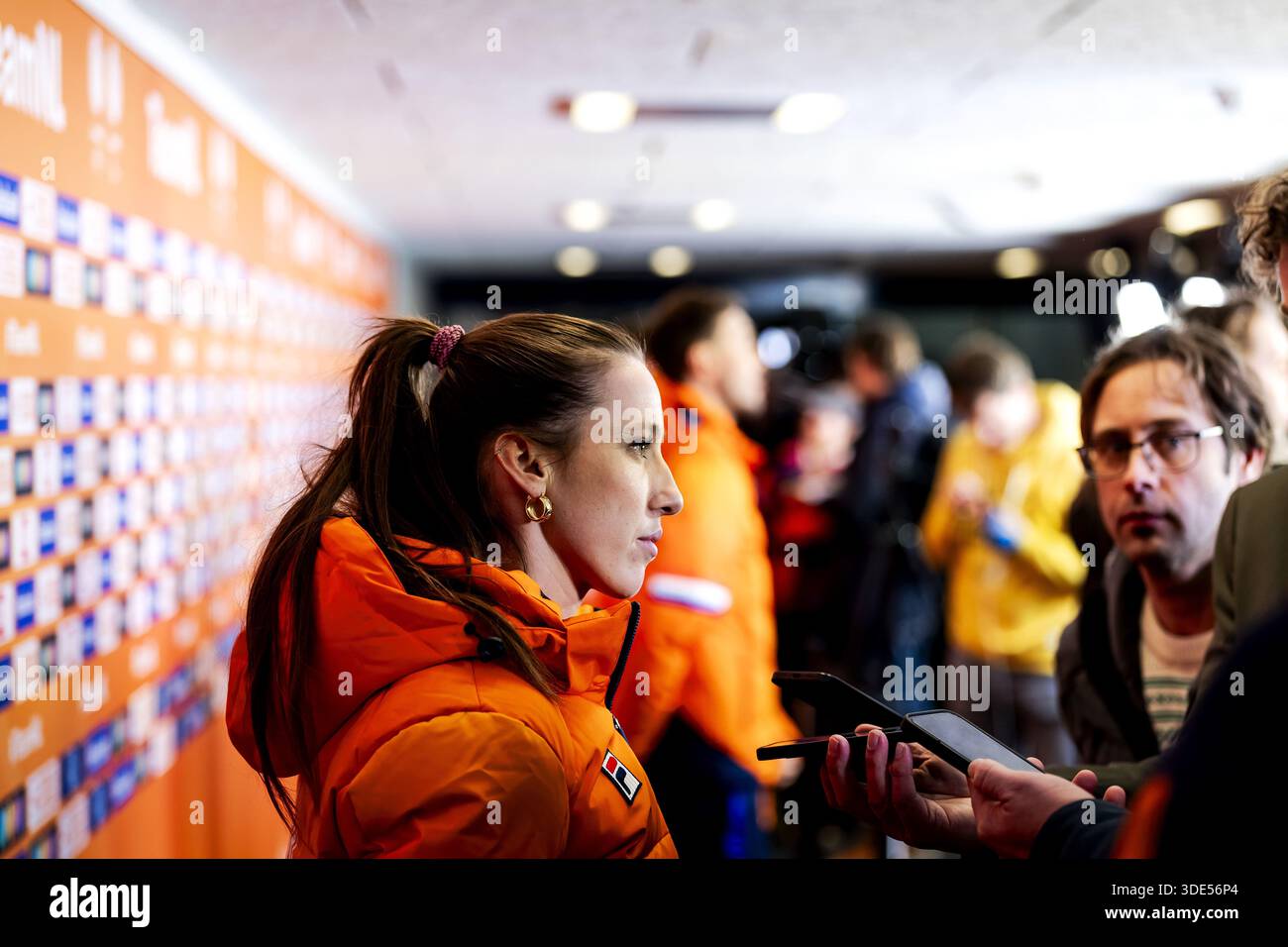 HEERENVEEN - Suzanne Schulting speaks to the press after the ...