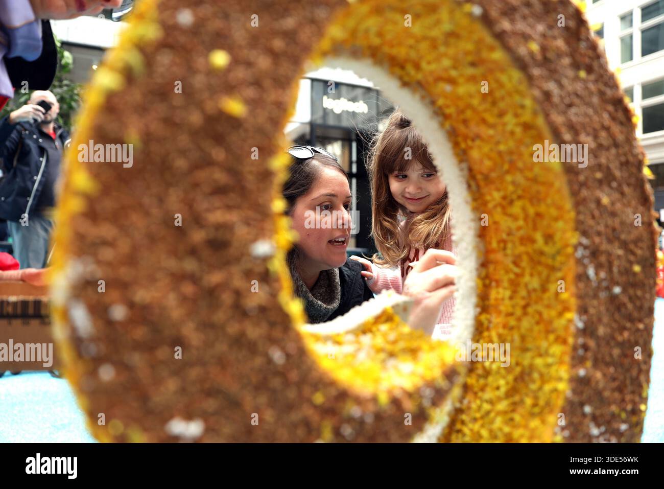 Brice Thomas and her daughter, Giana, 3, help decorate the San ...