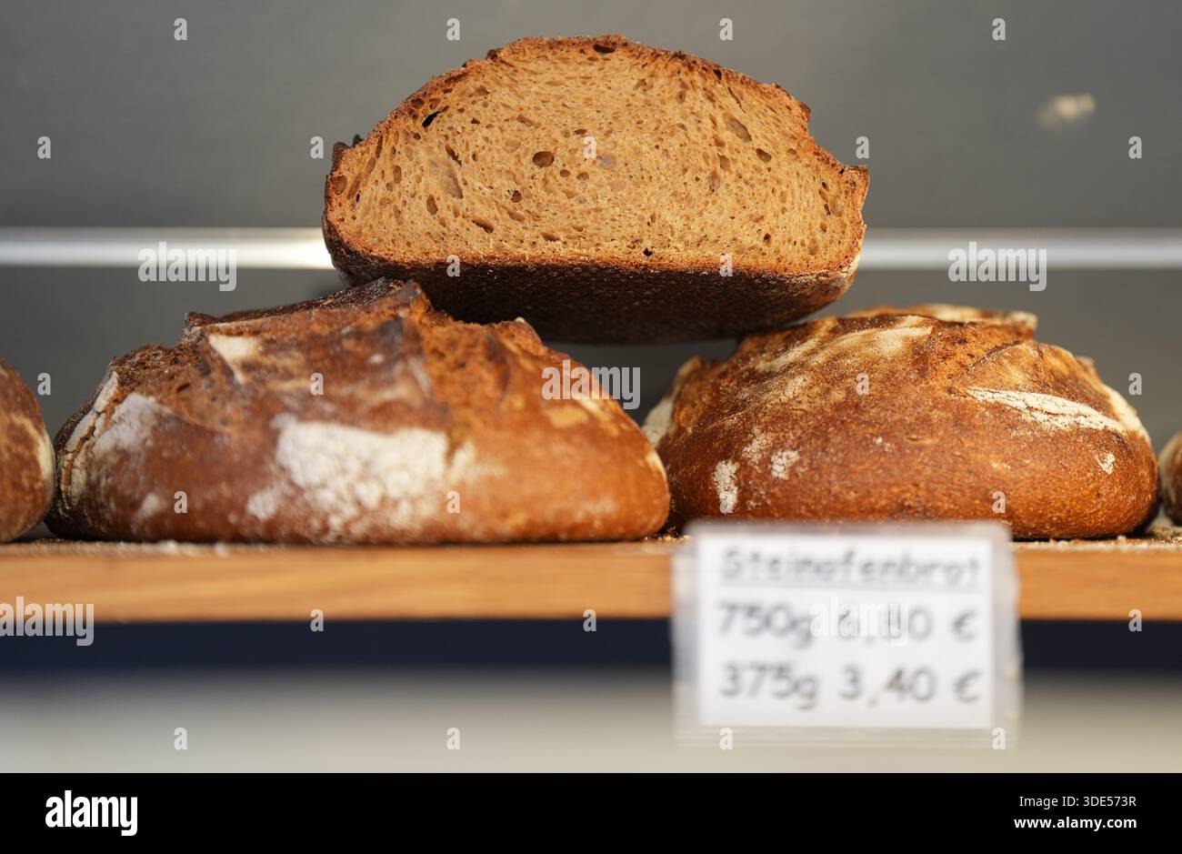 PRODUCTION - 03 January 2026, Hamburg: Stone-baked bread lies on a ...