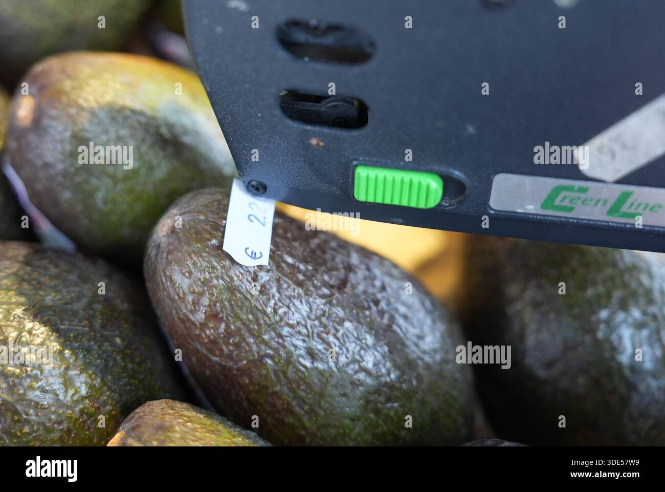 PRODUCTION - 05 January 2026, Hamburg: ILLUSTRATION - An employee ...