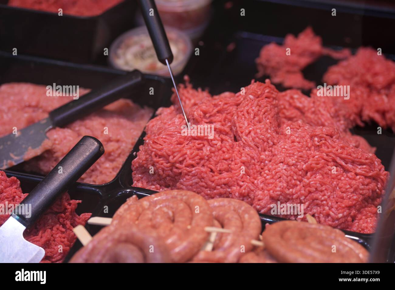 PRODUCTION - 05 January 2026, Hamburg: Minced meat and other sausage ...