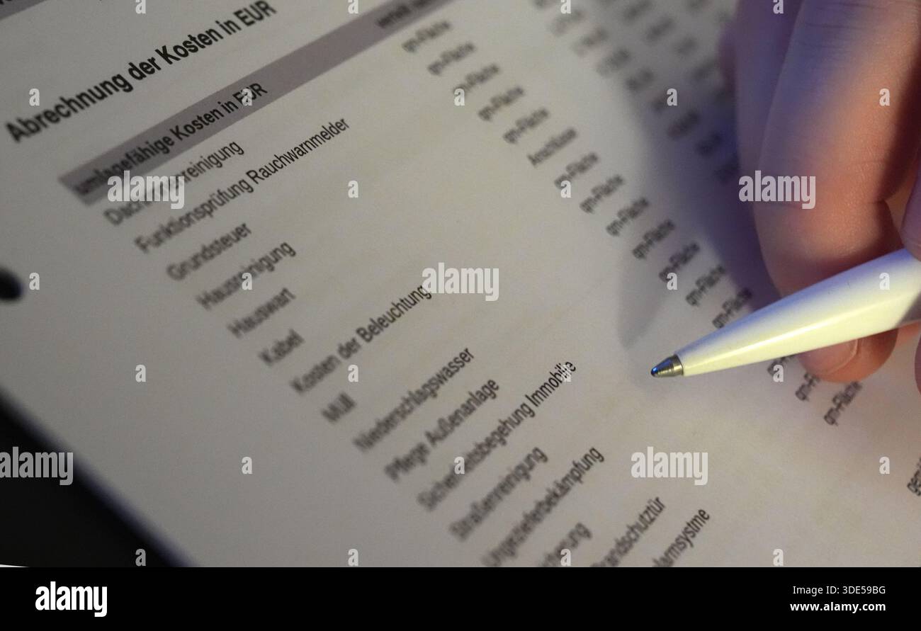 PRODUCTION - 05 January 2026, Hamburg: ILLUSTRATION - A man checks the ...