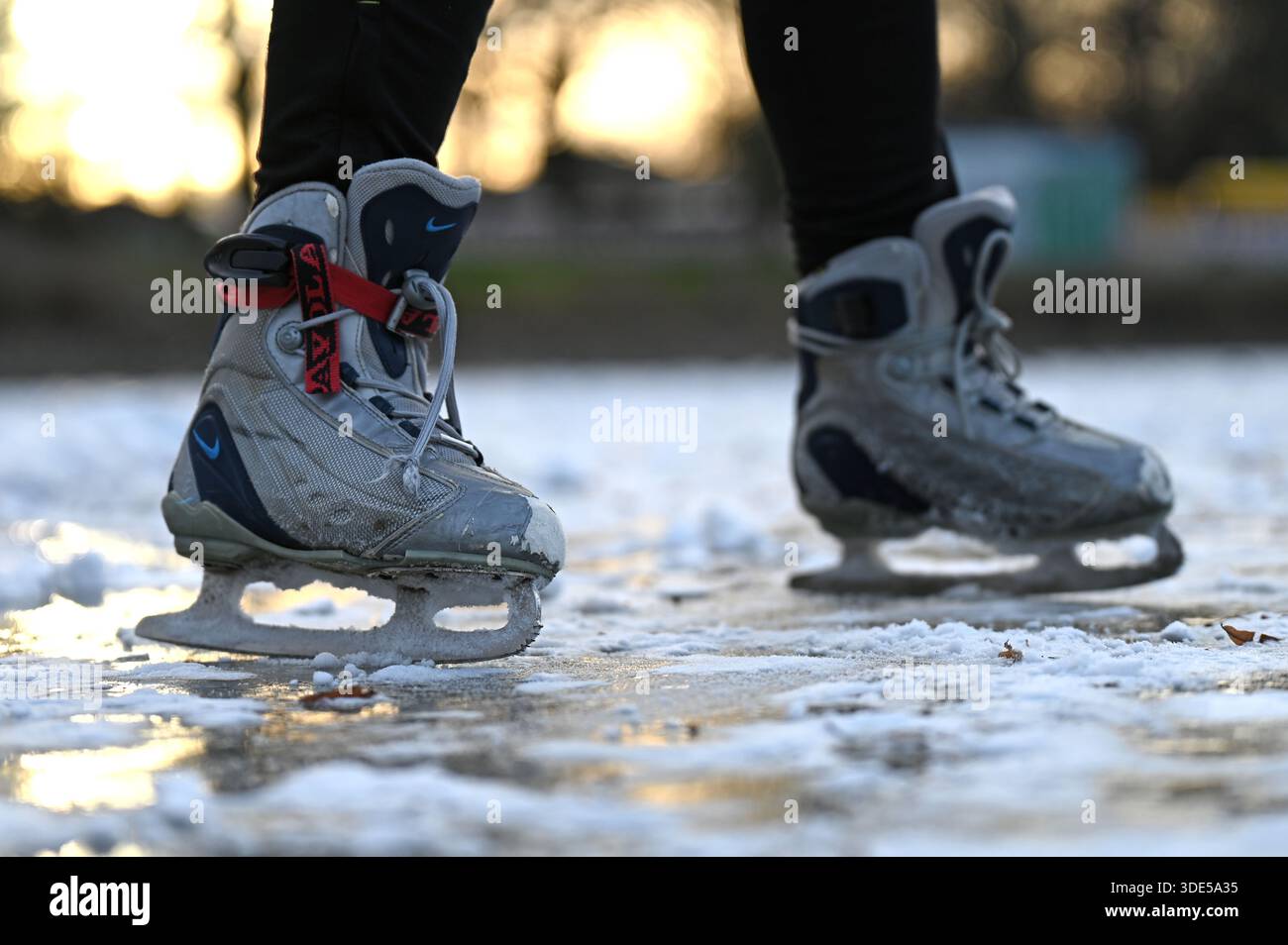 PRODUCTION - 05 January 2026, Saxony, Leipzig: A woman stands with ice ...