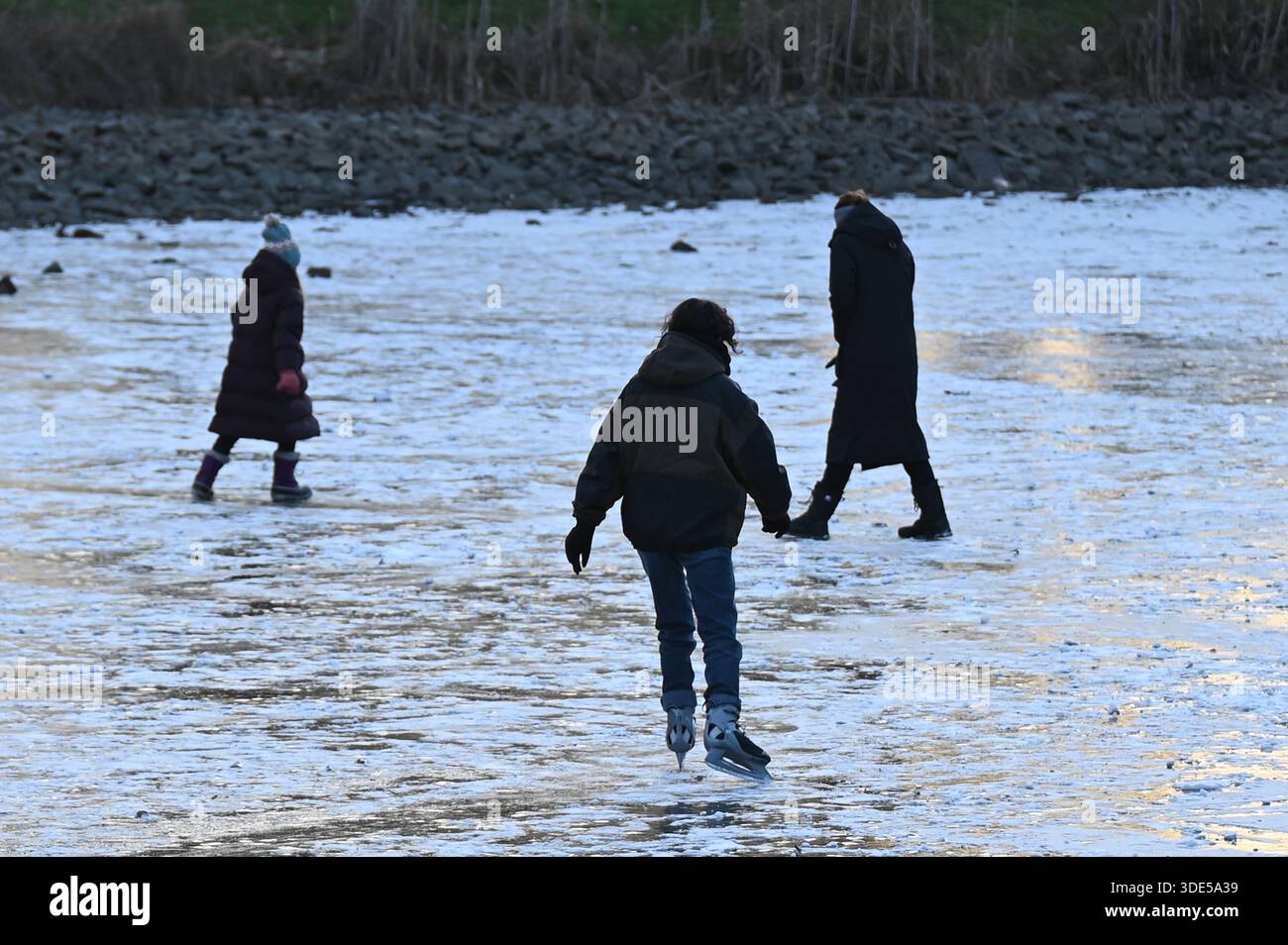 PRODUCTION - 05 January 2026, Saxony, Leipzig: Three people walking on ...