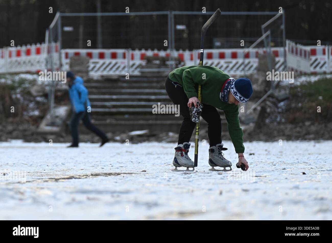 PRODUCTION - 05 January 2026, Saxony, Leipzig: A woman stands with ...
